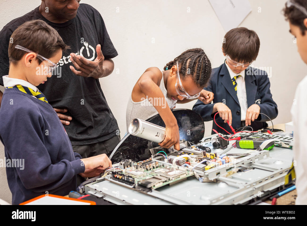 Young school children learning science and technology in STEM programs ...