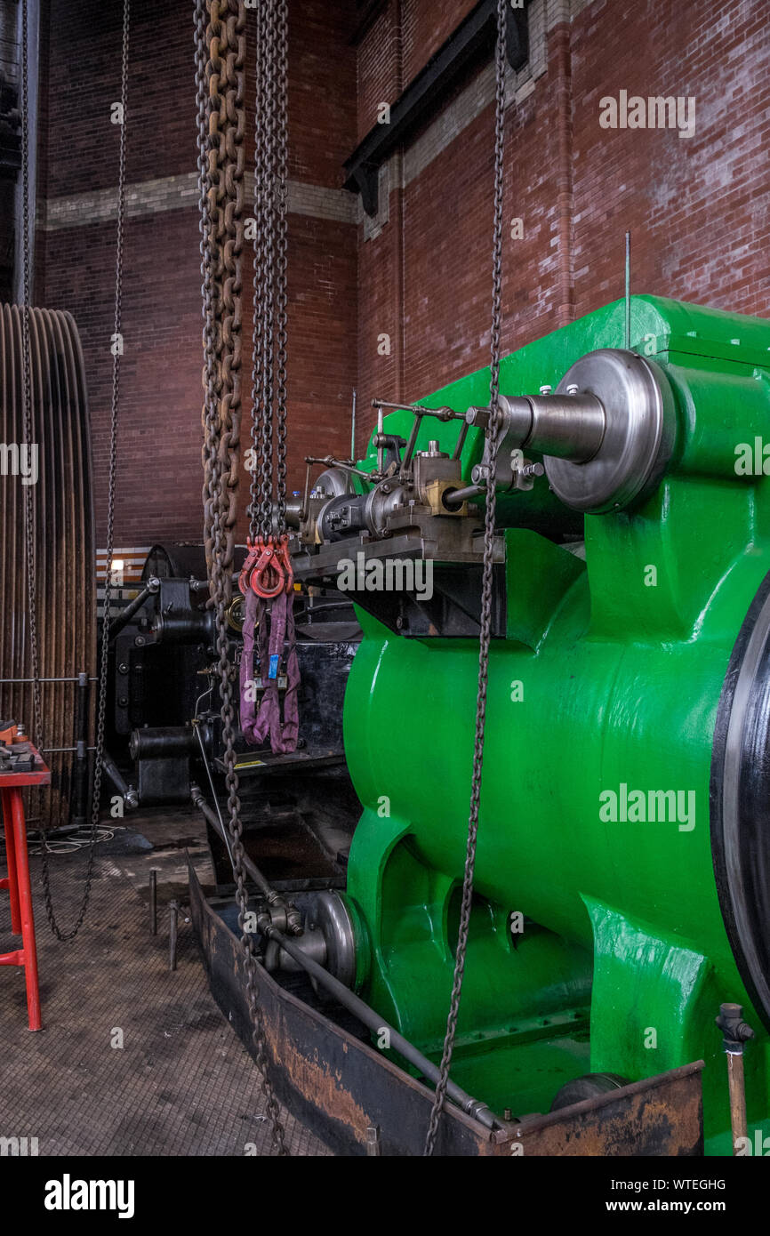 Block and tackle crane hi-res stock photography and images - Alamy
