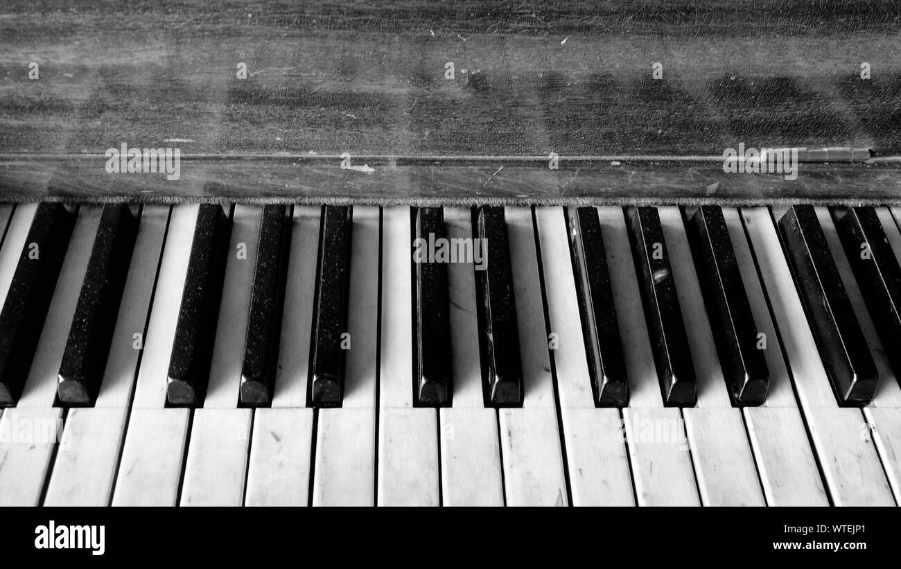 Piano side view with keys hi-res stock photography and images - Alamy
