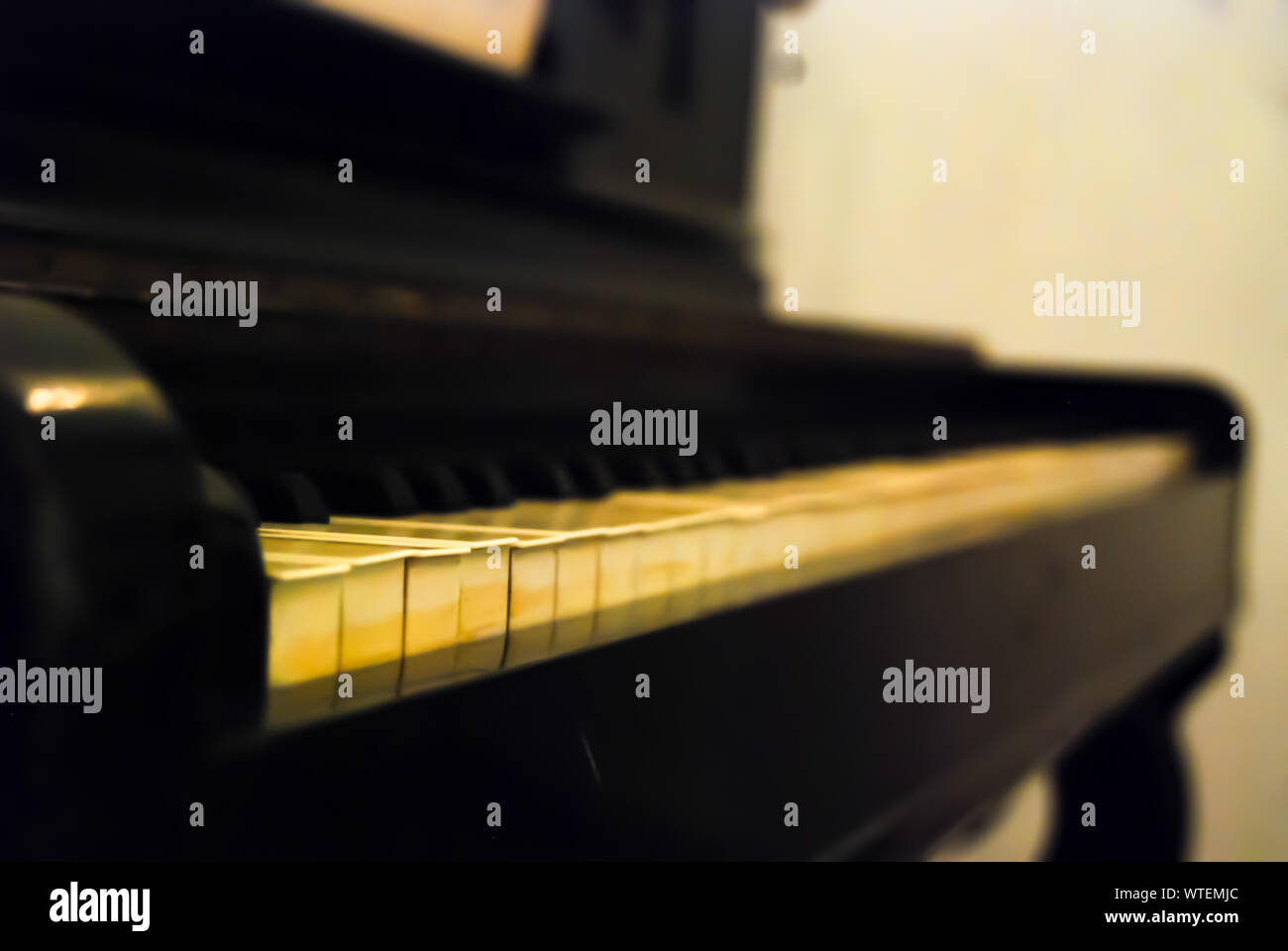 Piano side view with keys hi-res stock photography and images - Alamy