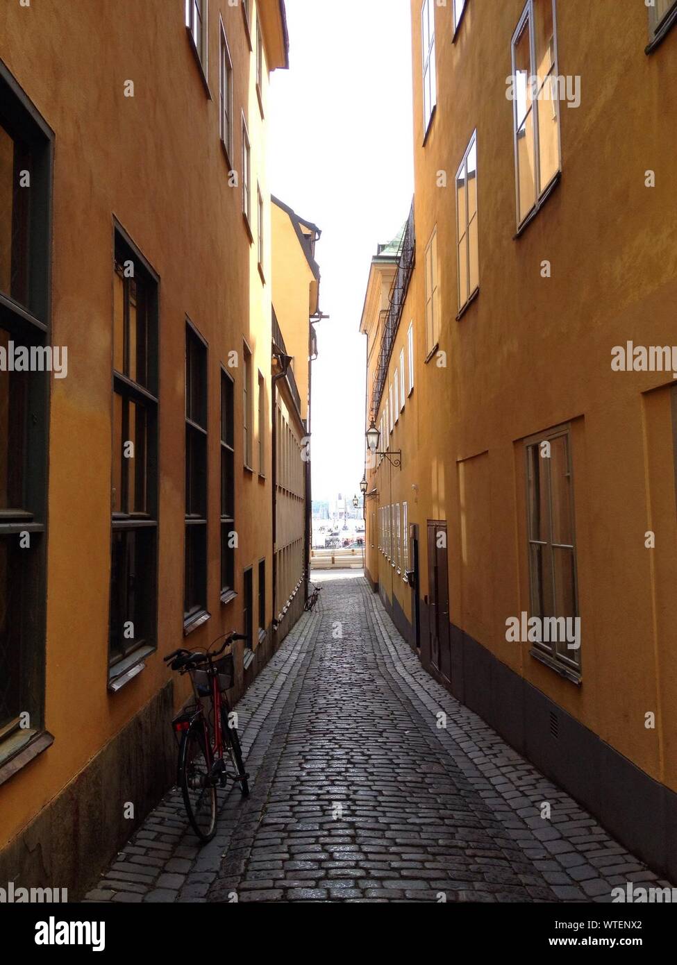 Buildings narrow hi-res stock photography and images - Alamy