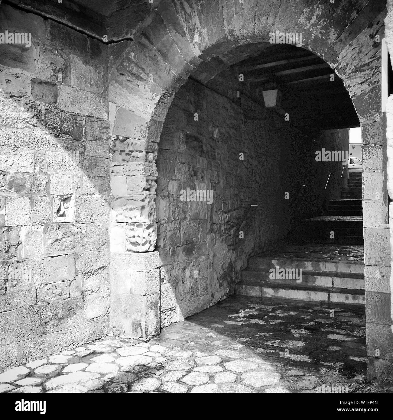 Steps archway hi-res stock photography and images - Alamy