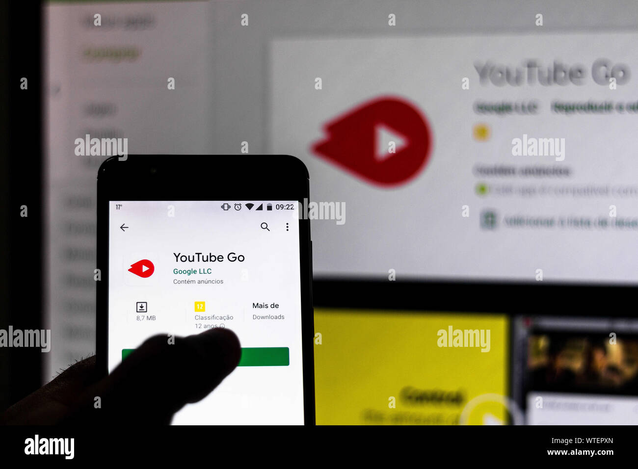 Youtube go hi-res stock photography and images - Alamy