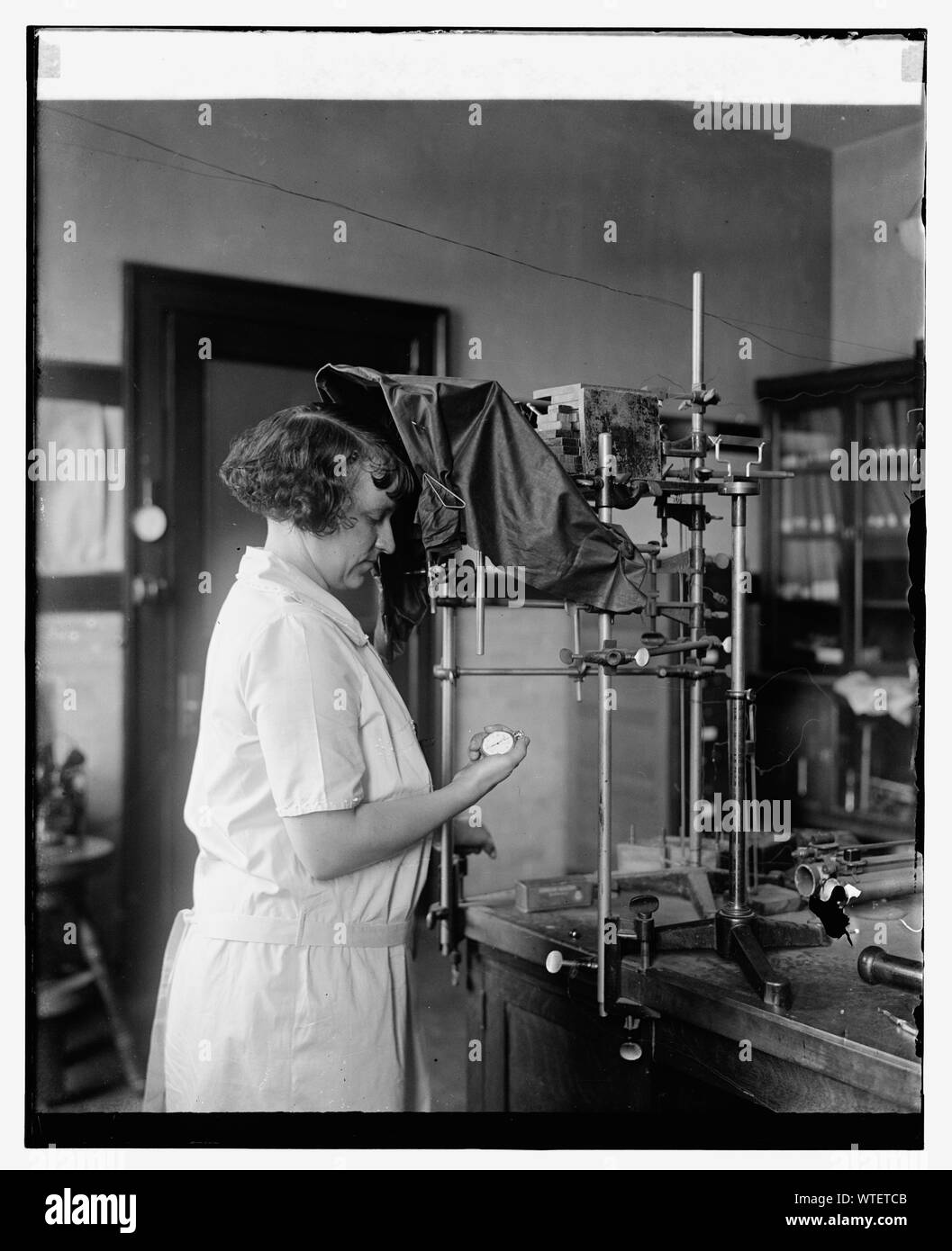 Miss C.L. Larry testing radium at Bu. of Standards, [8/17/25] Stock ...