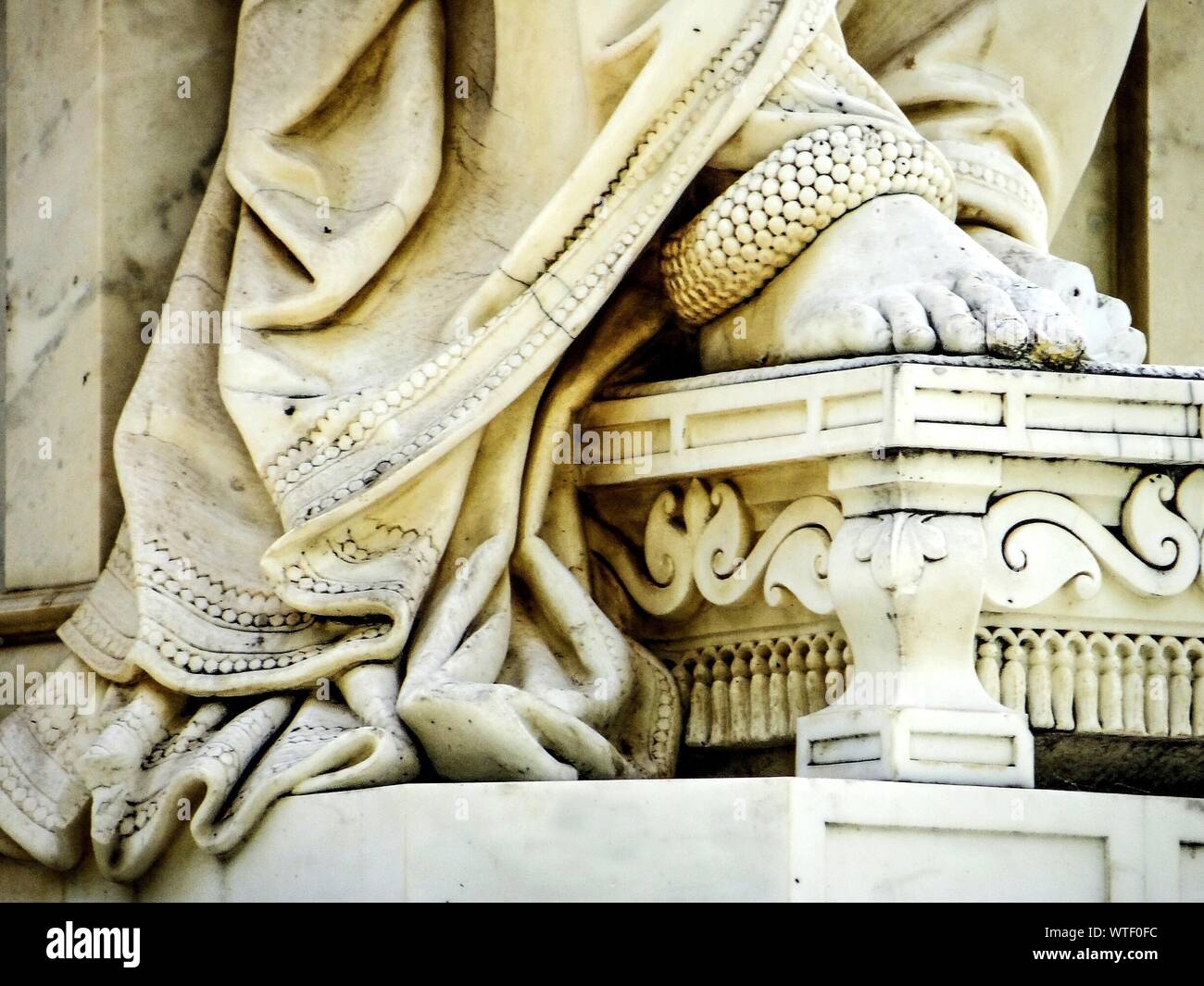Pediment feature hi-res stock photography and images - Alamy