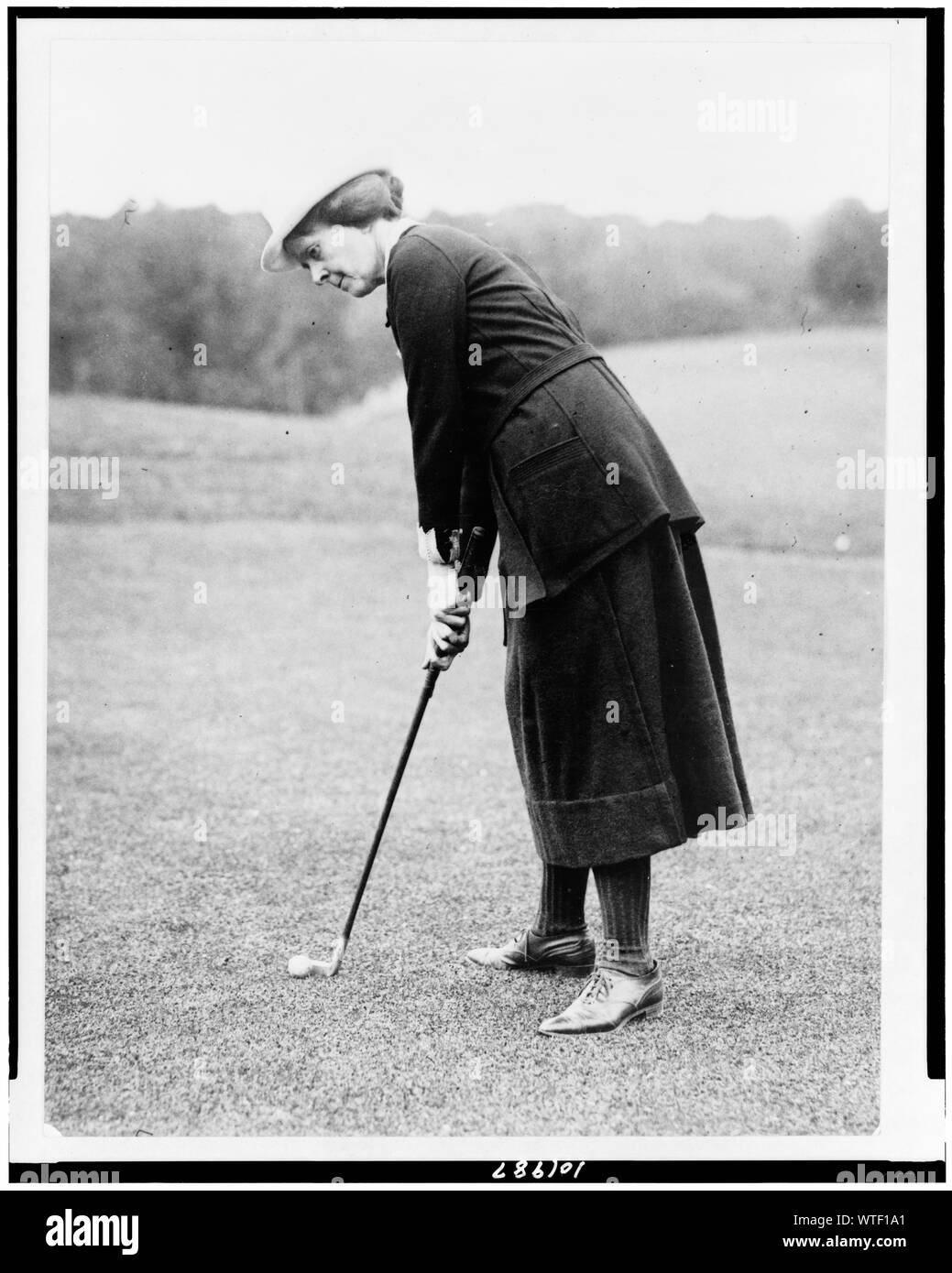 Miss Elsie Patterson, full-length portrait, standing, facing left ...