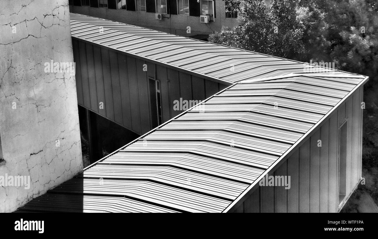 Walkway between buildings hi-res stock photography and images - Alamy