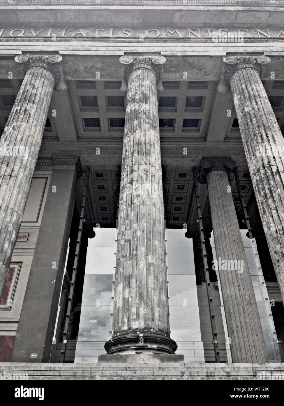 White columned hi-res stock photography and images - Alamy