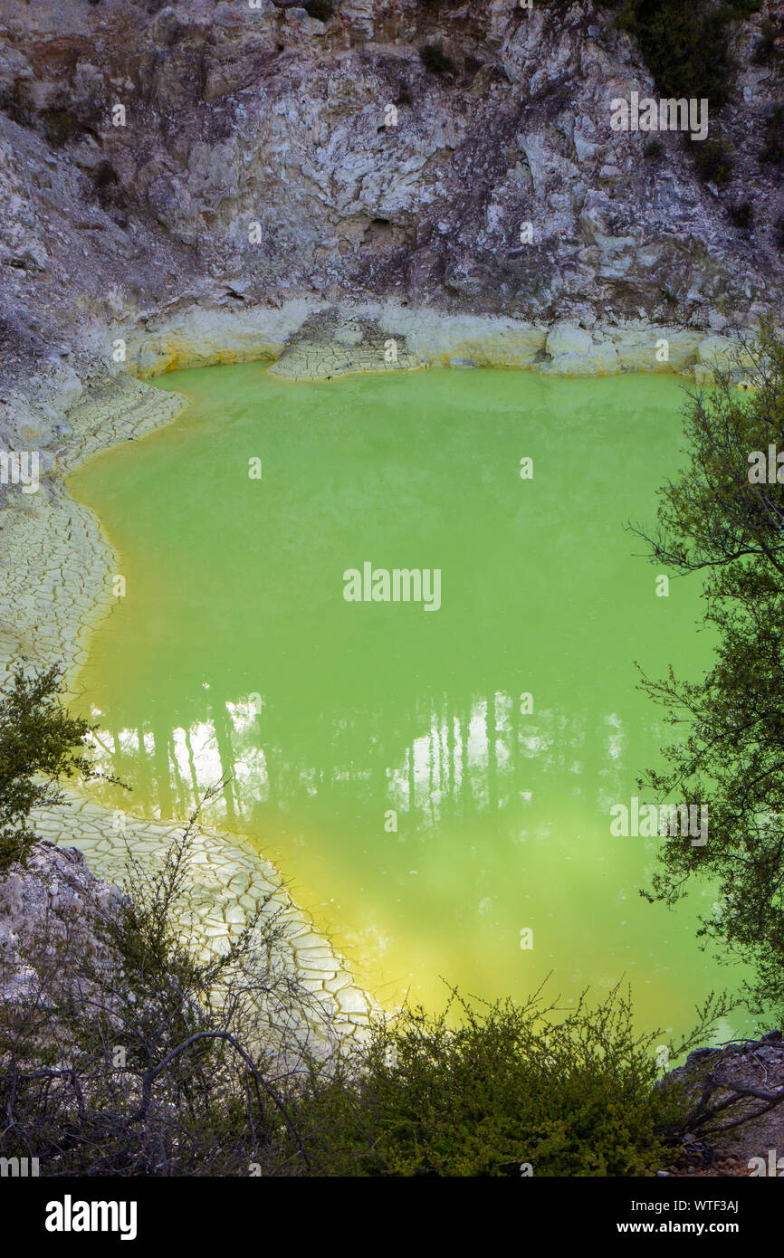 The Devil's Bath at Wai-O-Tapu geothermal area Stock Photo - Alamy