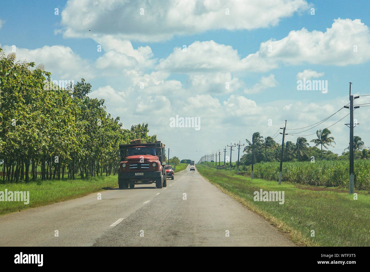 Red lorry hi-res stock photography and images - Alamy