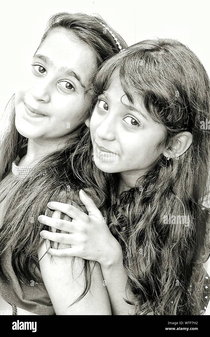 Portrait two indian girls standing hi-res stock photography and images ...