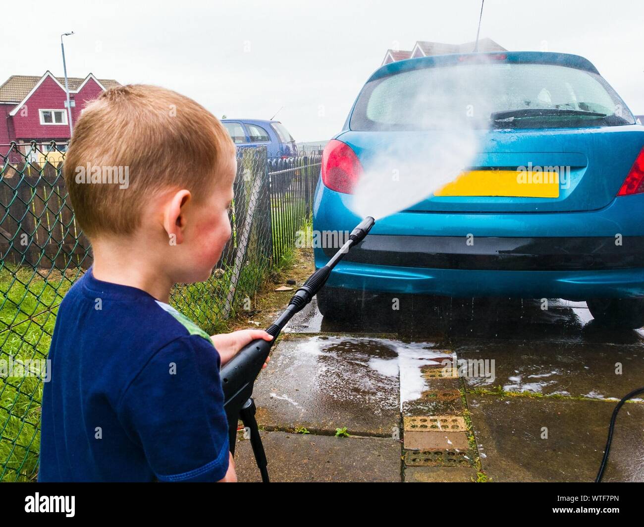 Boys washing car hi-res stock photography and images - Alamy