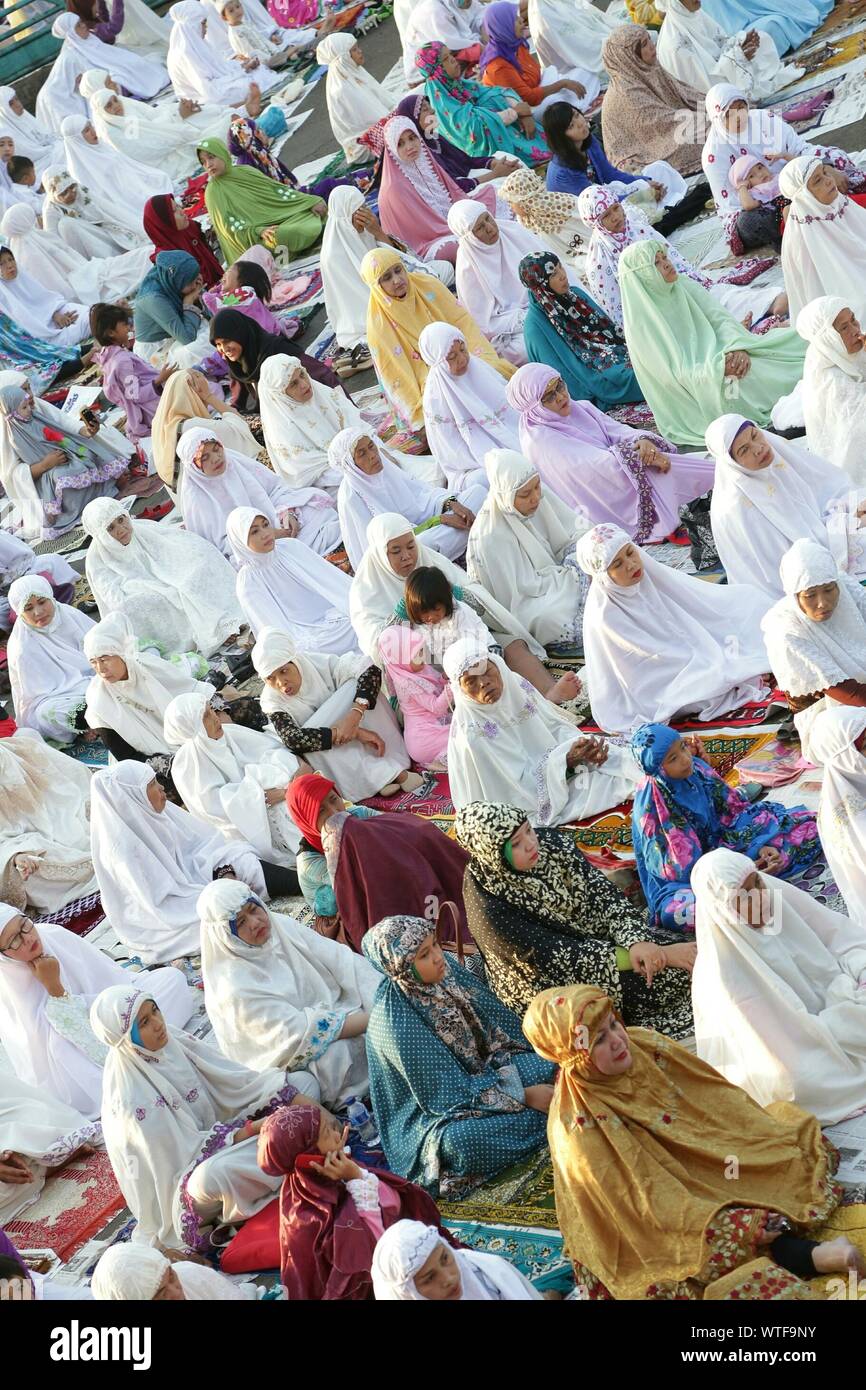 Muslim women sitting hi-res stock photography and images - Alamy