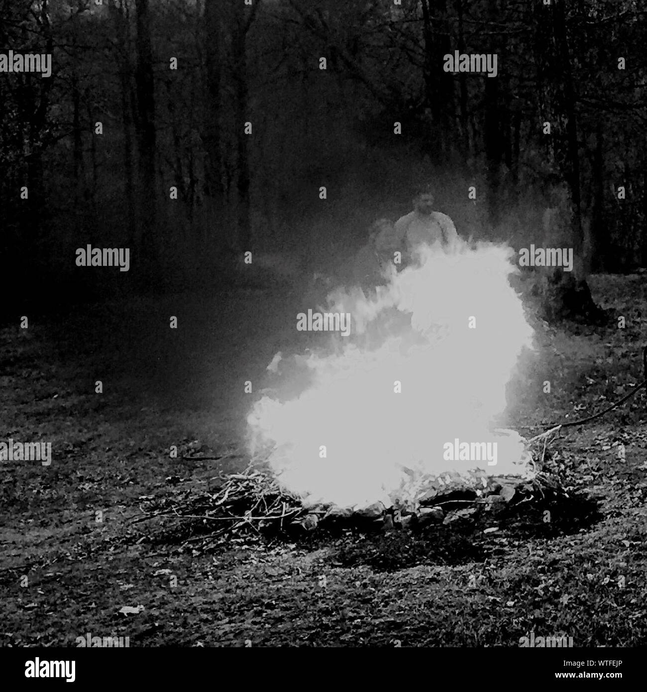 Friends near the fire hi-res stock photography and images - Alamy