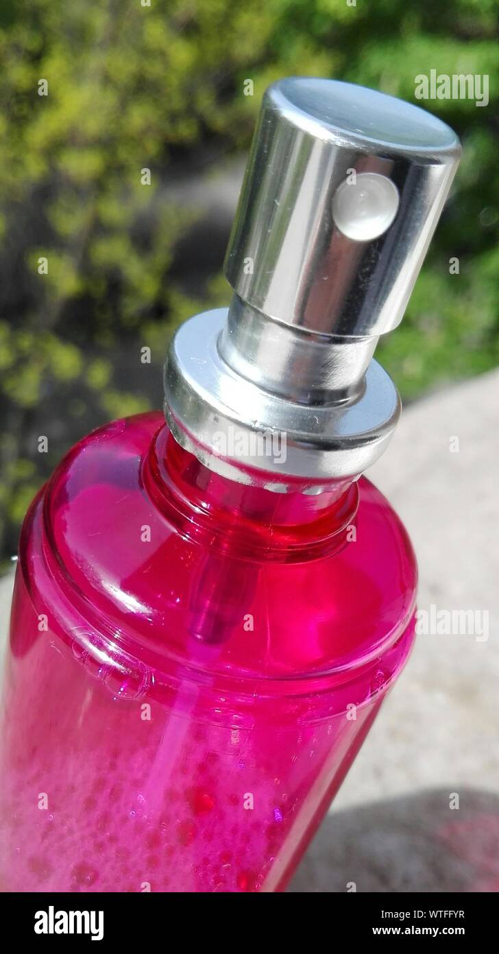 Perfume pink hi-res stock photography and images - Alamy