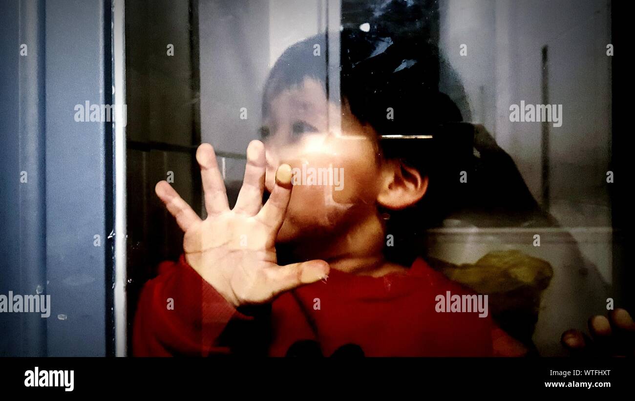 Child looking through the door hi-res stock photography and images - Alamy