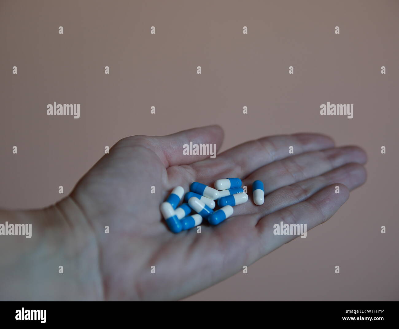 Hand and pills hi-res stock photography and images - Alamy