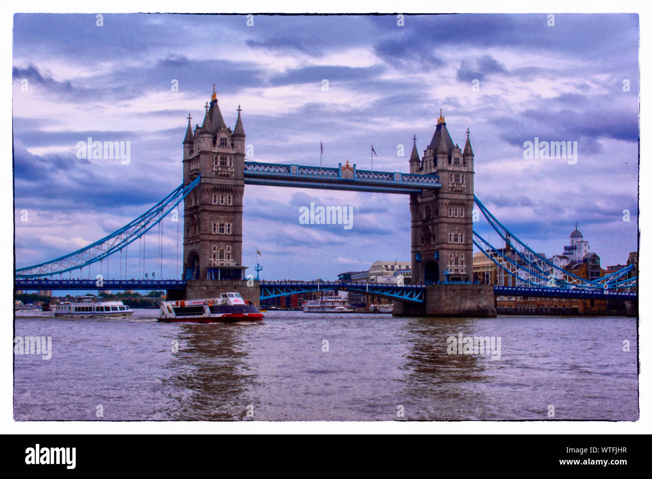 Raised tower bridge Cut Out Stock Images & Pictures - Alamy
