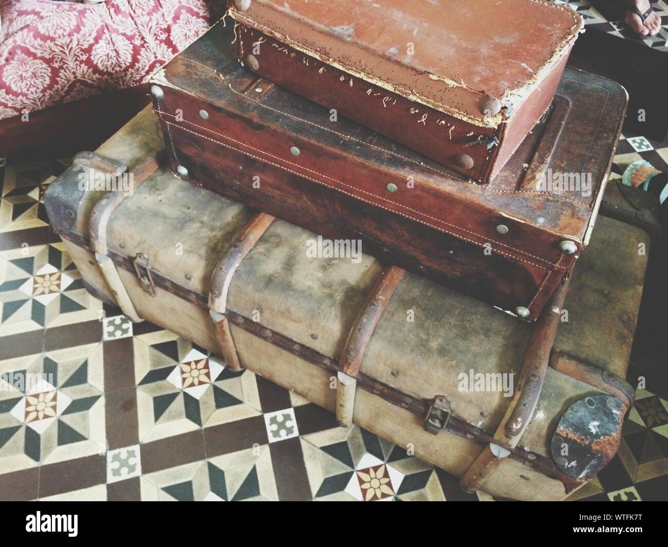 Two old suitcases hi-res stock photography and images - Alamy