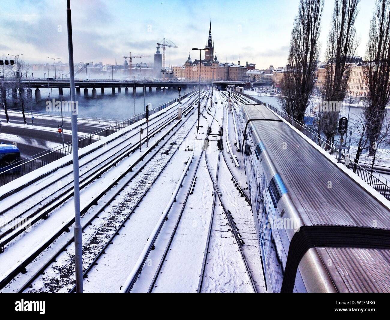 Snow on train tracks hi-res stock photography and images - Alamy