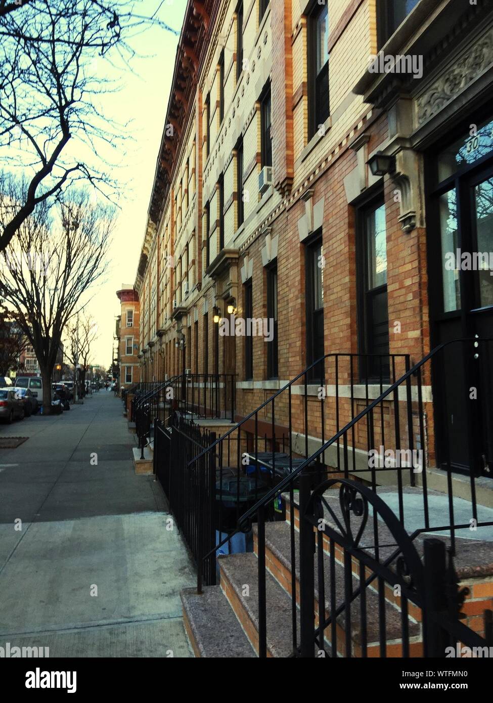 Building buildings sidewalk hi-res stock photography and images - Alamy