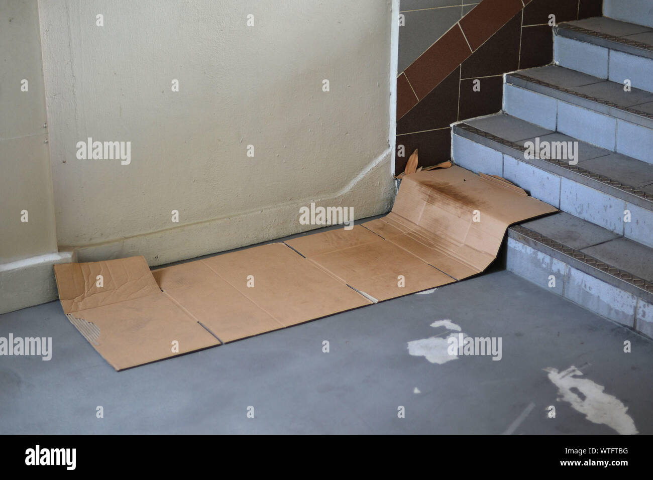 Cardboard building hi-res stock photography and images - Alamy