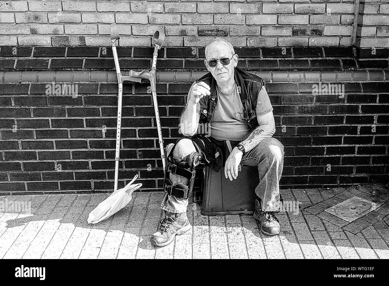 Man sitting on box hi-res stock photography and images - Alamy