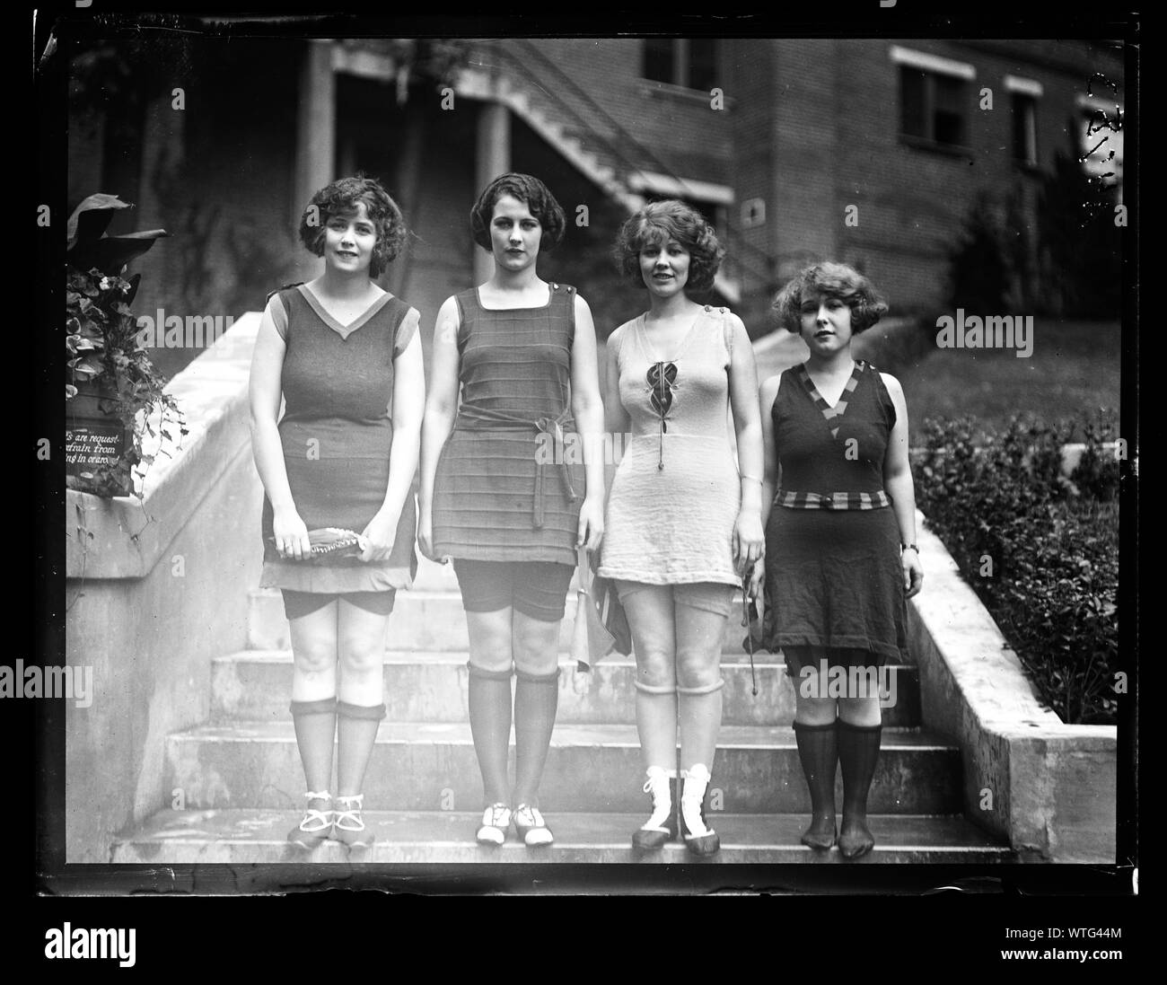 Miss Washington in bathing suit with group Stock Photo - Alamy