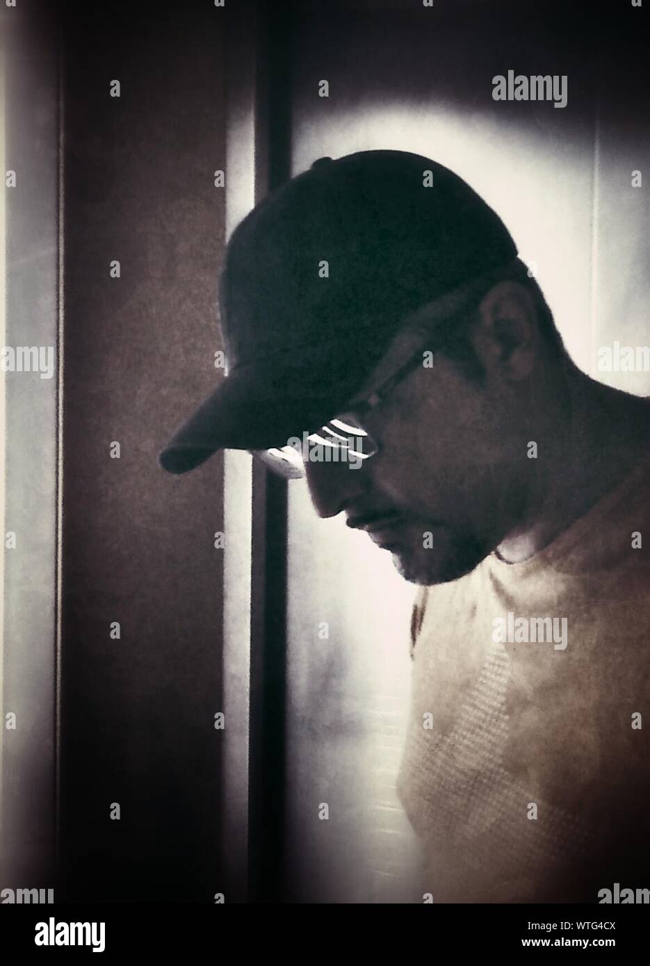 Cap and sunglasses hi-res stock photography and images - Alamy