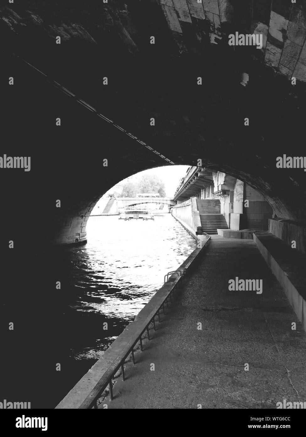 Arch pedestrian bridge hi-res stock photography and images - Alamy