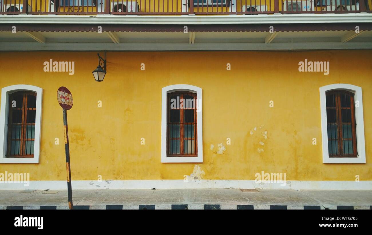 Damaged sign hi-res stock photography and images - Alamy