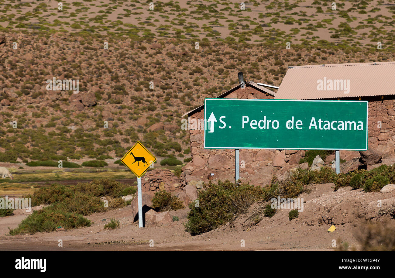Road sign in desert hi-res stock photography and images - Alamy