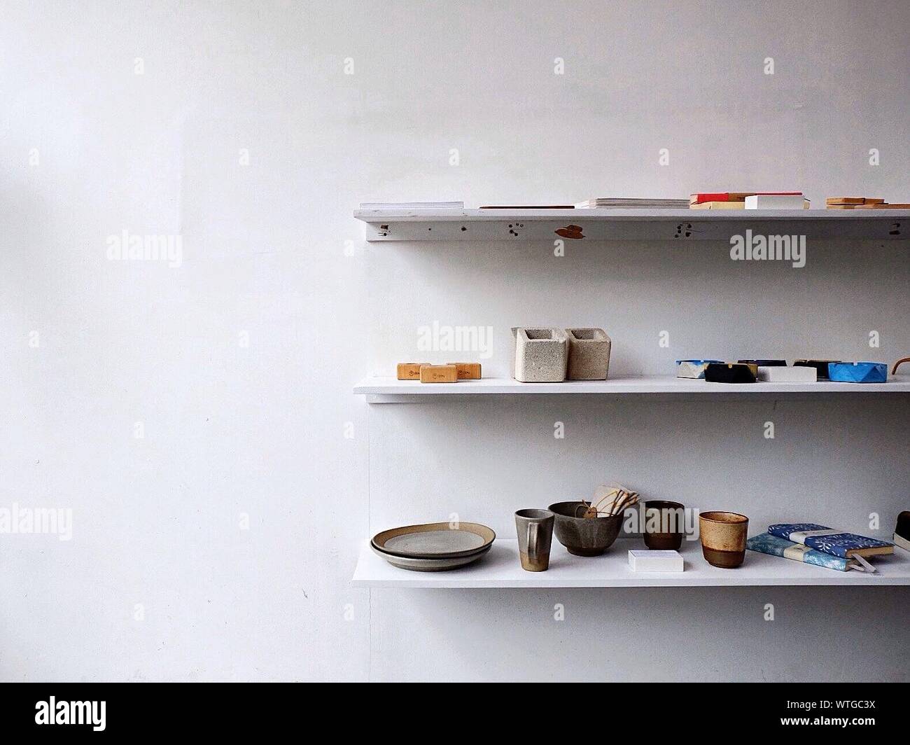 Book shelves wall hi-res stock photography and images - Alamy
