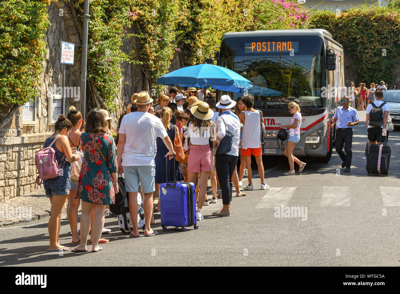 People queue bus stop hi-res stock photography and images - Alamy