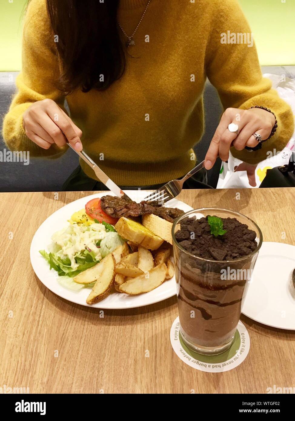 Man eating table of food hi-res stock photography and images - Alamy