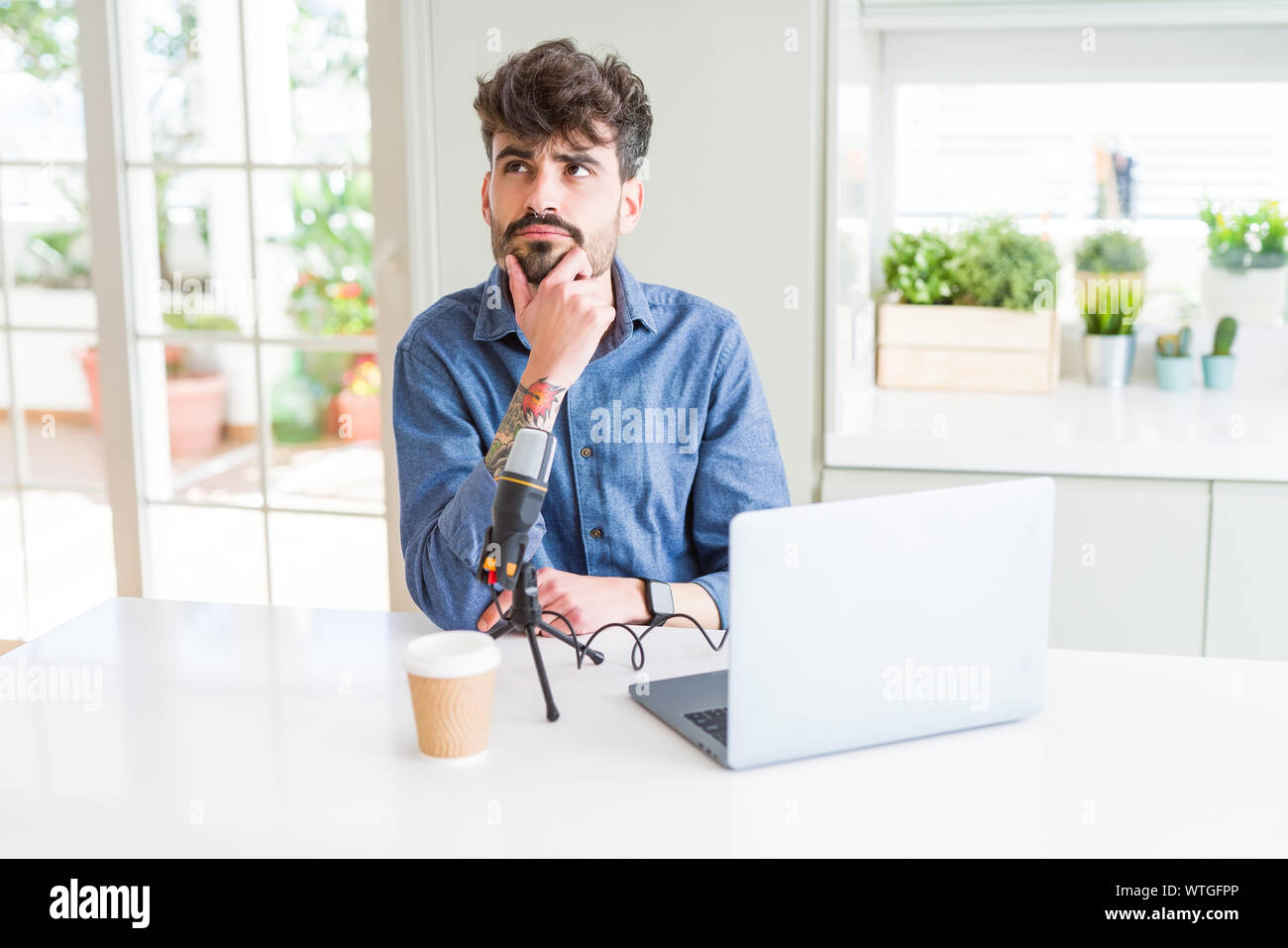 Man thinking radio broadcasting hi-res stock photography and images - Alamy