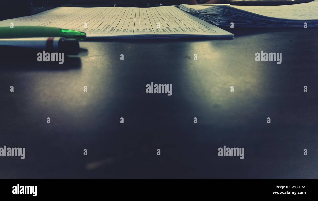 Office table hi-res stock photography and images - Alamy