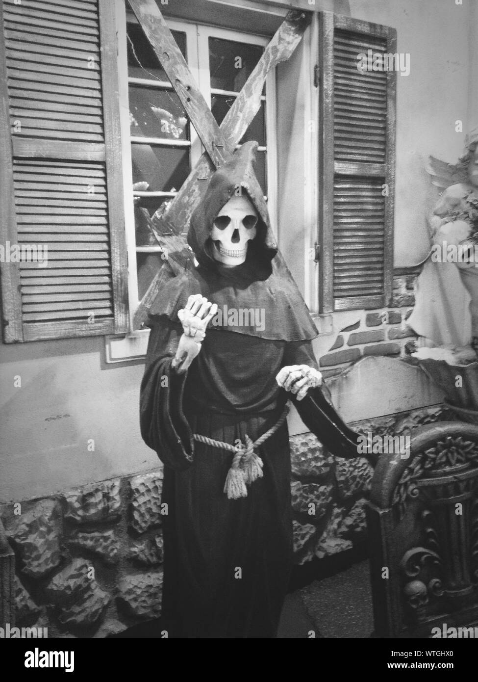 Skeleton man hi-res stock photography and images - Alamy