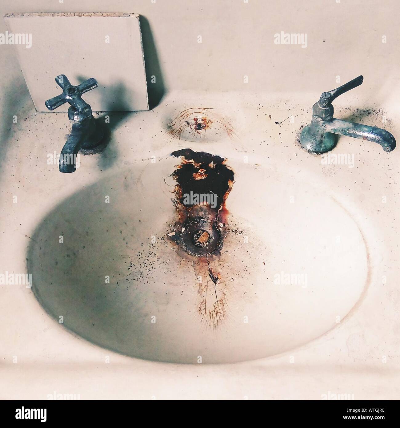 Broken sink hi-res stock photography and images - Alamy