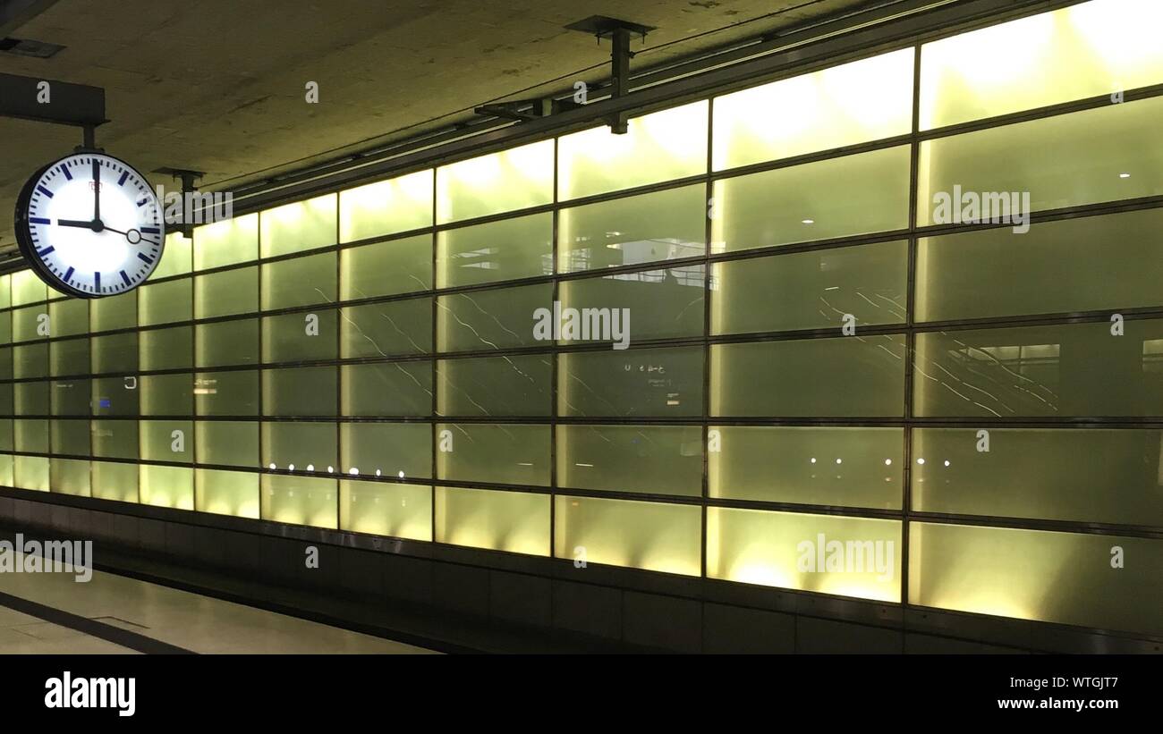 Subway clock hi-res stock photography and images - Alamy