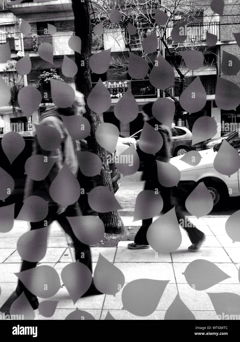 Side view people walking hi-res stock photography and images - Alamy