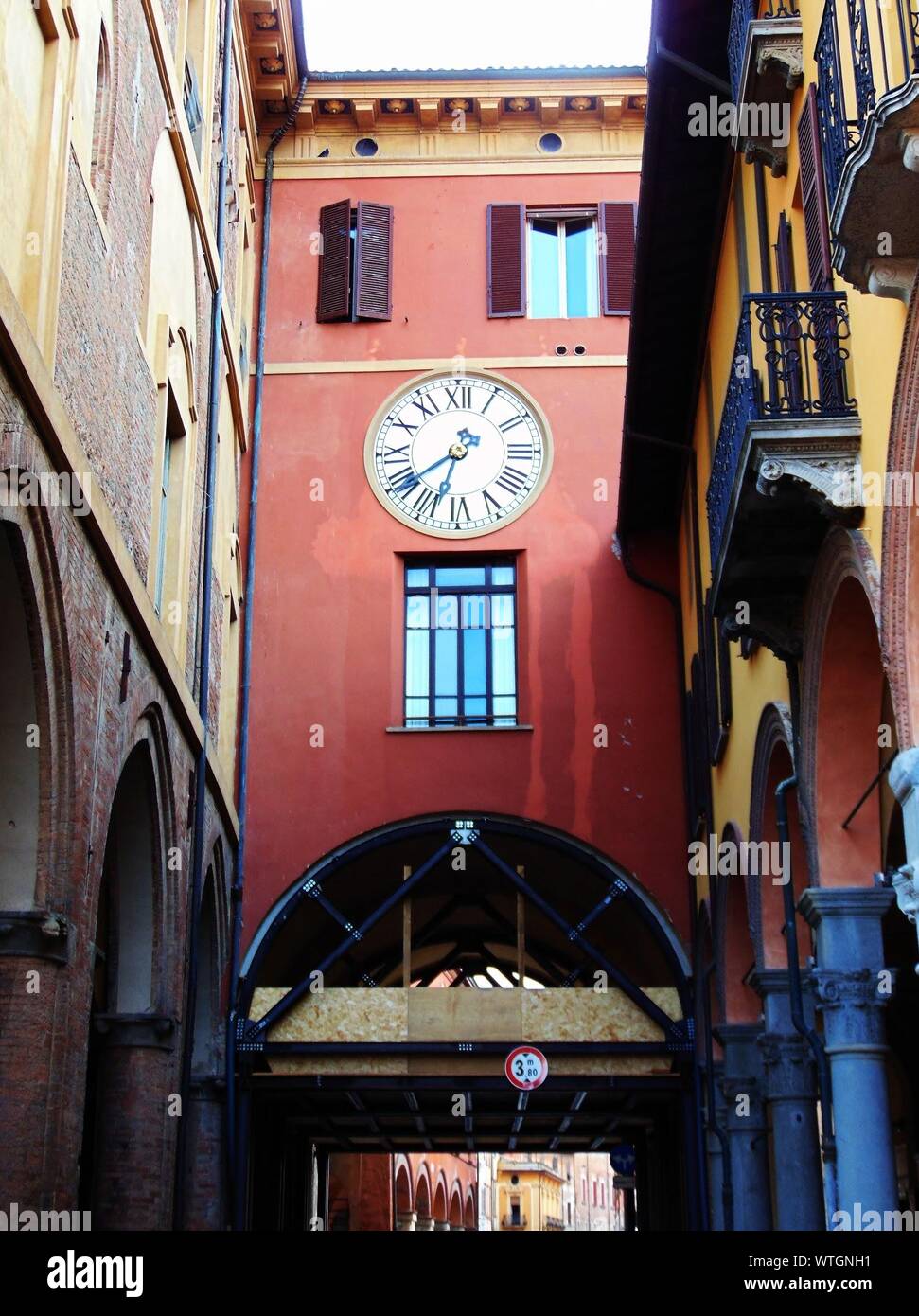 Clock and building hi-res stock photography and images - Alamy