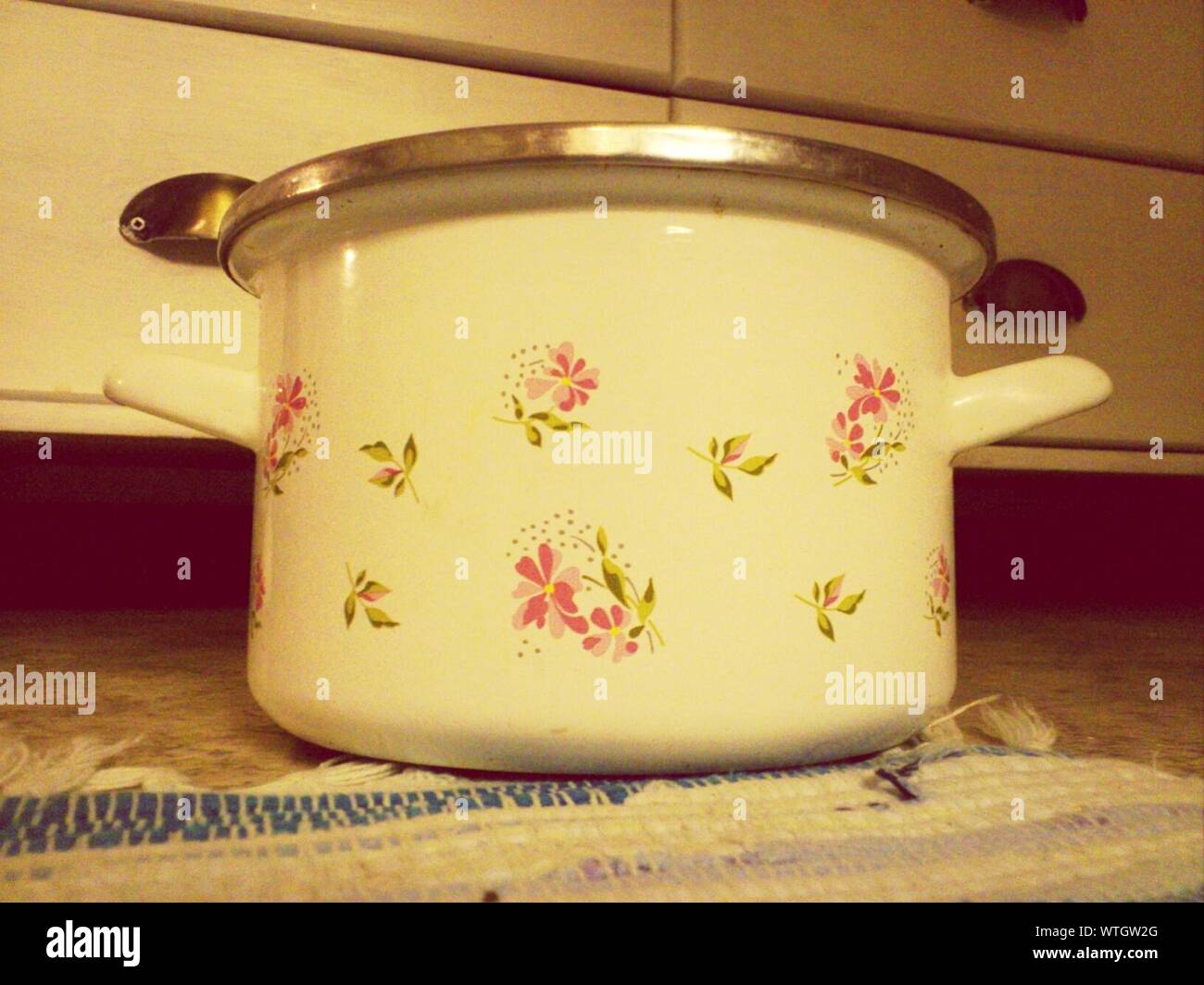 Close pot hi-res stock photography and images - Alamy