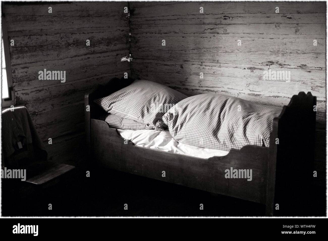 Empty bed hi-res stock photography and images - Alamy