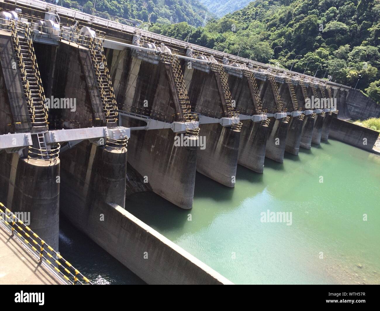 Dam mountain hi-res stock photography and images - Alamy