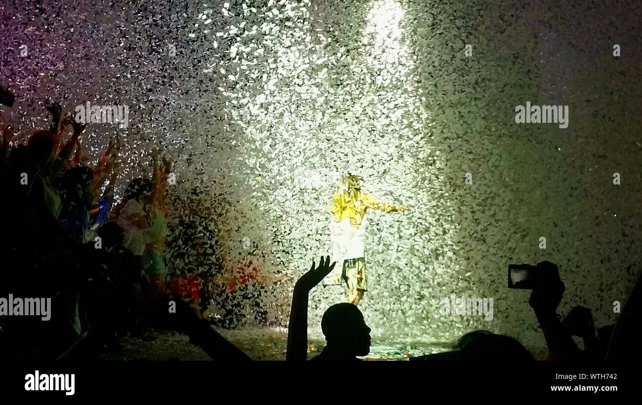 Falling people hi-res stock photography and images - Alamy