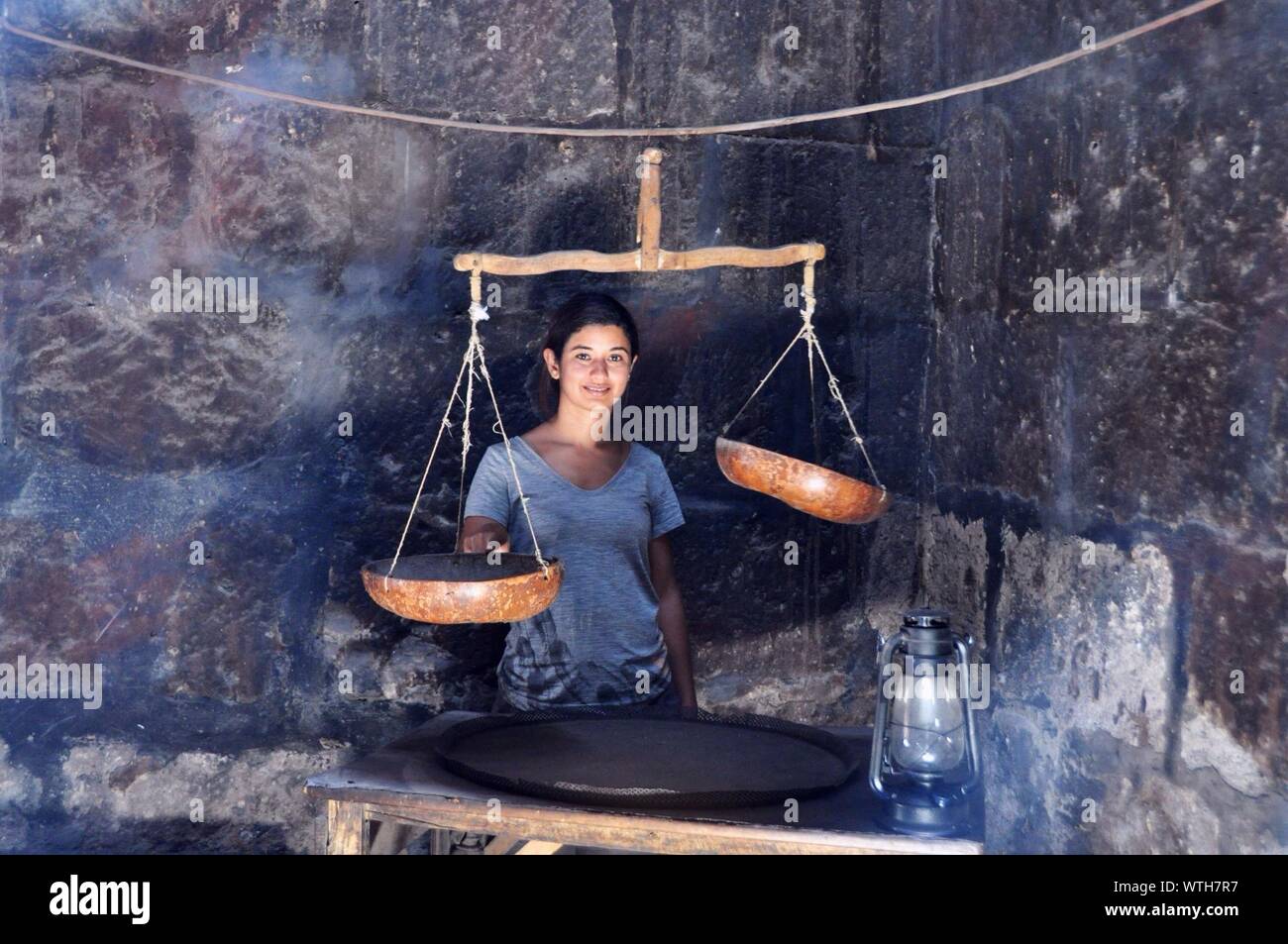 Hanging weight scale hi-res stock photography and images - Alamy