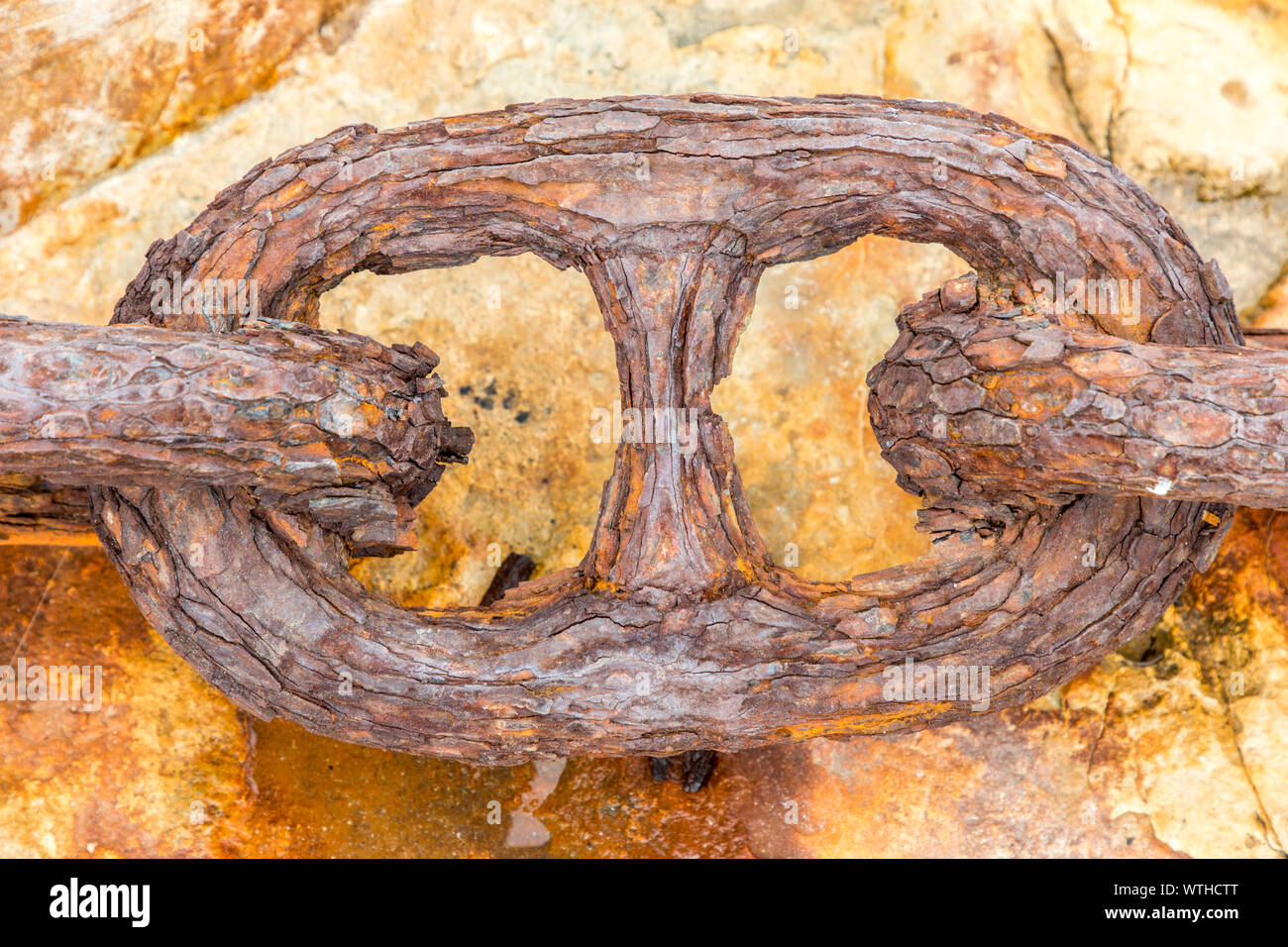 Heavy, heavily rusted iron chains Stock Photo - Alamy