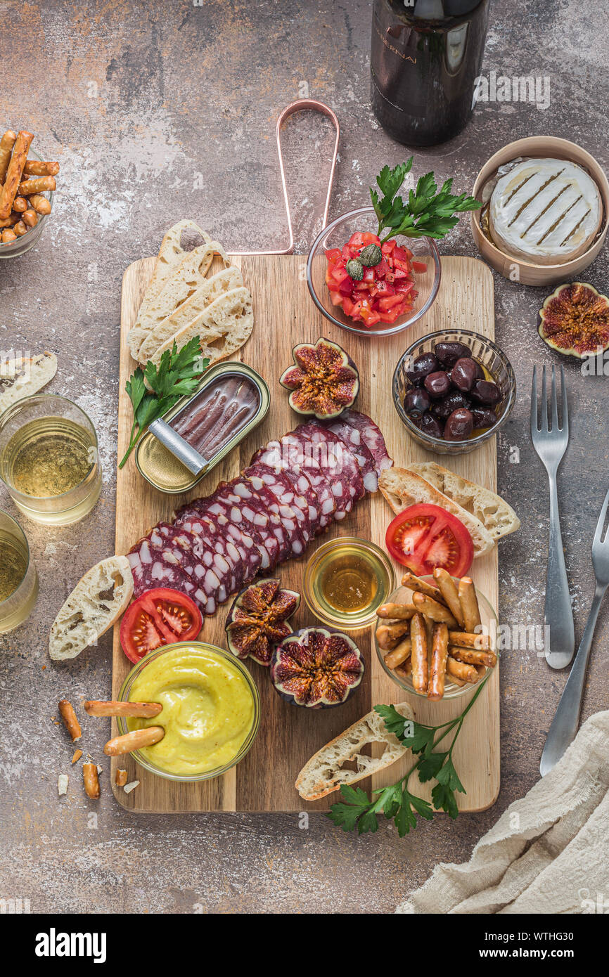 Wine apetizer set with salami, cheesem tomato, bread and alioli dip ...