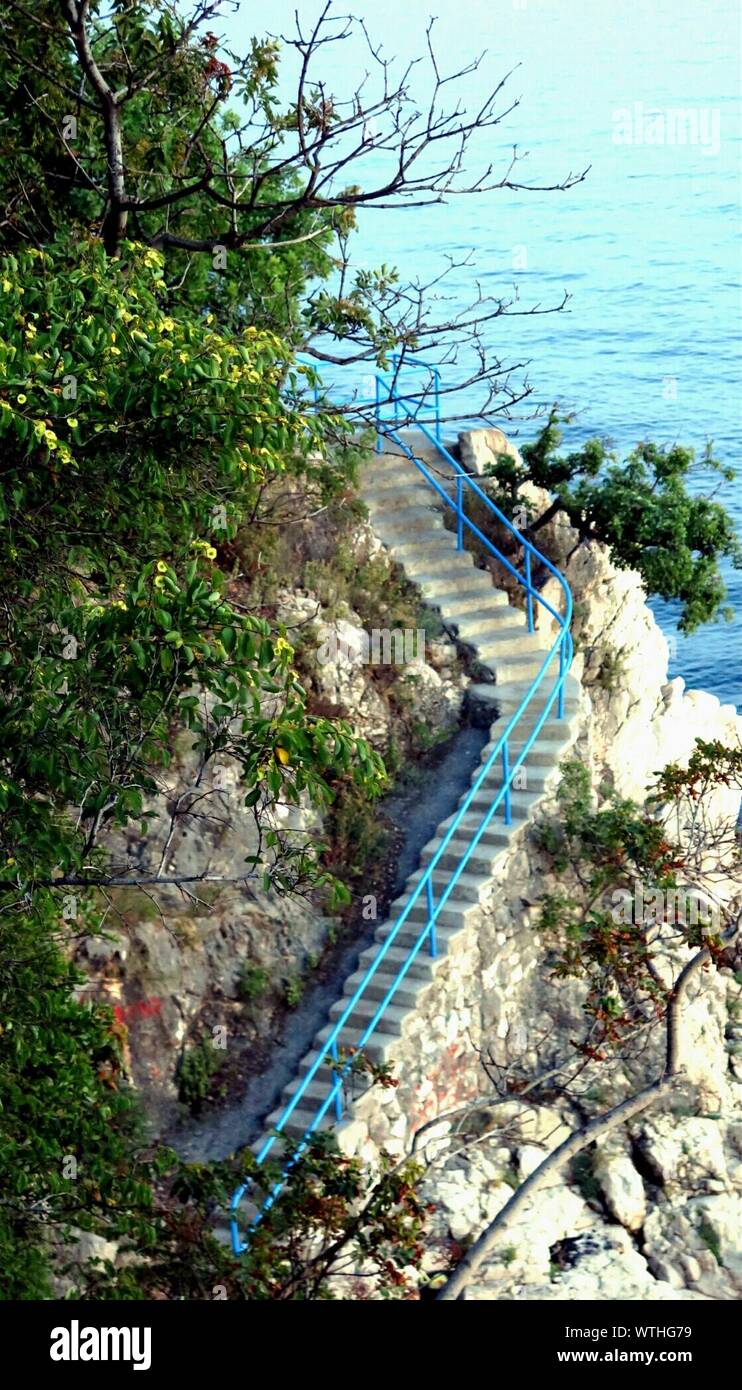 Cliff steps hi-res stock photography and images - Alamy